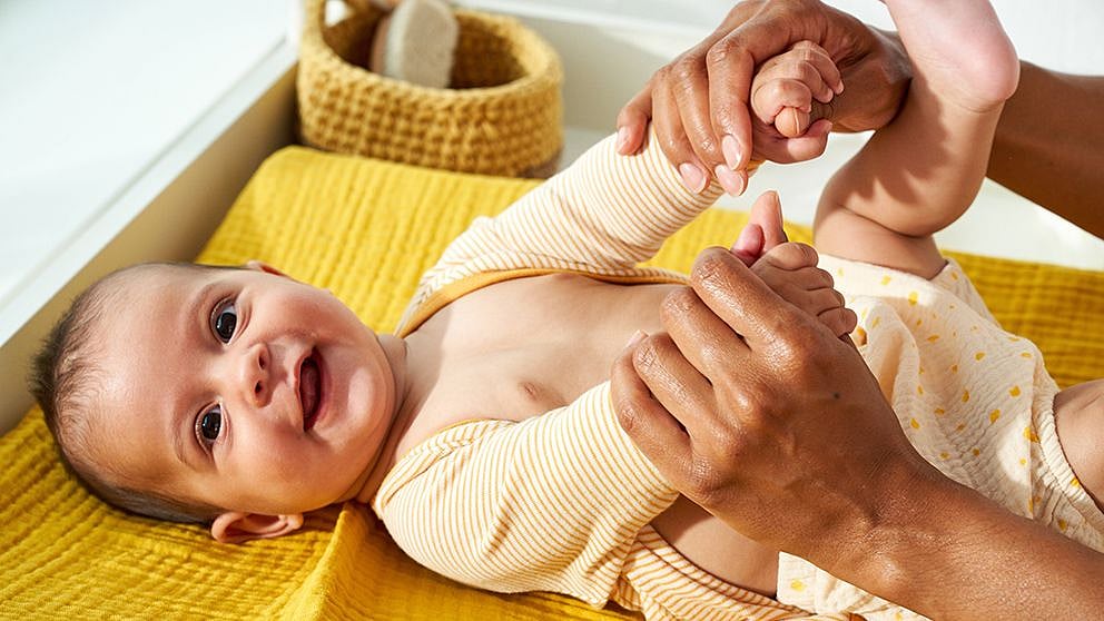 Tips and massage techniques for mindful baby massag - Weleda